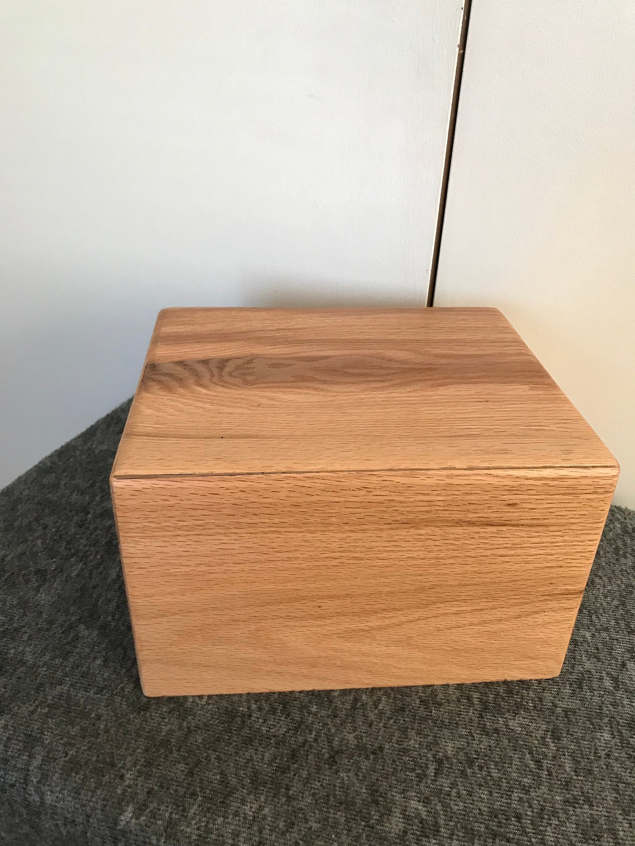 The Solid-Oak Urn – minimalistwoodworks